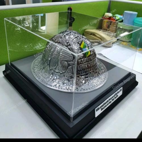 Jual helm ukir alumunium Oval + Alas kayu + Box Acrylic dan travel ke ...