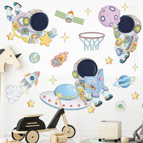Jual wall stiker motif astronot kecil yang sedang bermain di luar ...
