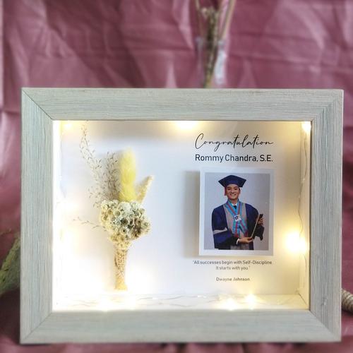 Jual Frame souvenir wisuda Bingkai 3D 20x 15cm, Buket Bunga Kering ...