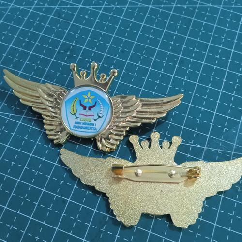 Jual Custom Pin Kuningan Sayap Mahkota pin organisasi Pin Lencana - Kab ...