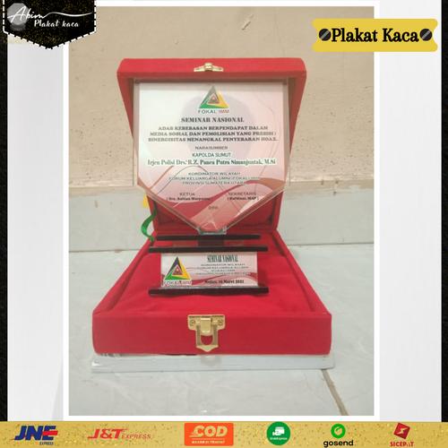 Jual Abimplakatkaca Plakat Kaca Wisuda Custom + Box Bludru Warna Biru ...