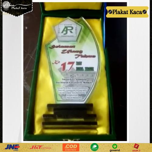 Jual Abimplakatkaca Plakat Kaca Wisuda Custom + Box Bludru Warna Merah ...
