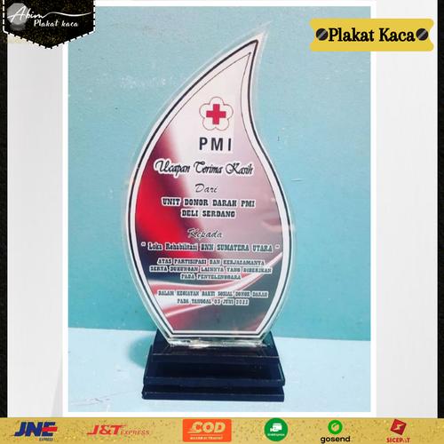 Jual Piala Plakat Kaca Wisuda Custom 20×12 + Box Bludru Warna Biru ...