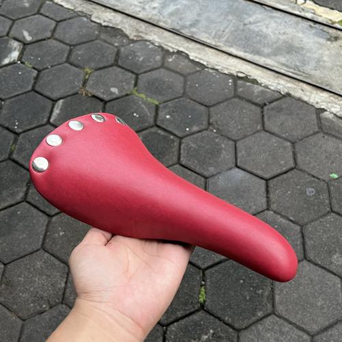 Jual SADDLE SEPEDA CLASSIC KULIT FIXIE MTB 26 MERAH PAKU KULIT KLASIK ...