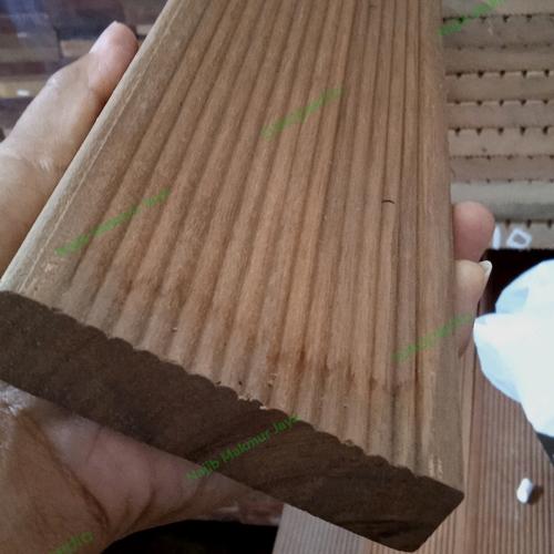 Jual papan kayu decking lantai ulin solid buat pinggiran kolam 2*9 ...