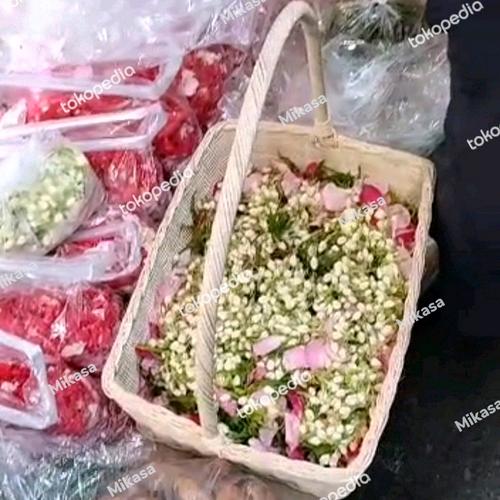 Jual bunga tabur keranjang besar bunga banyak keranjang rotan cantik ...