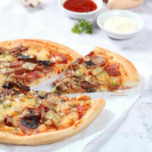 Jual Premium Frozen Pizza Mamain Isi Sosis, Smoked Beef - Kota ...
