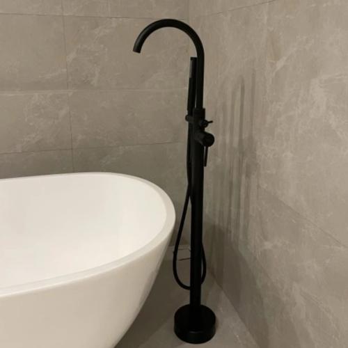 Jual KRAN BATH TUB LANTAI MODEL TOTO PANAS DINGIN HITAM/KRAN SHOWER ...