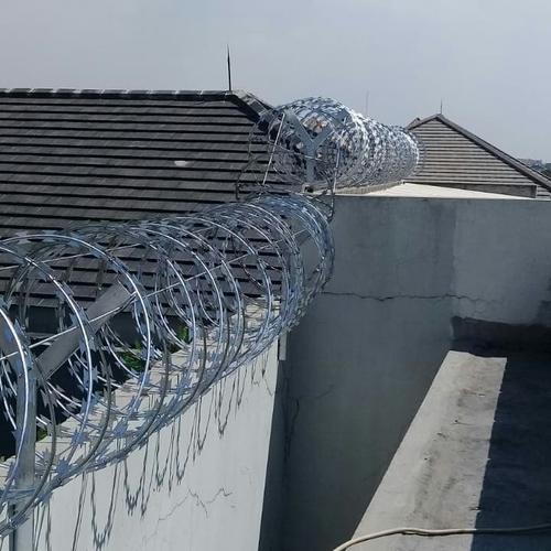 Jual Tiang kawat silet penopang kawat silet tiang Y - Samping - Kab ...