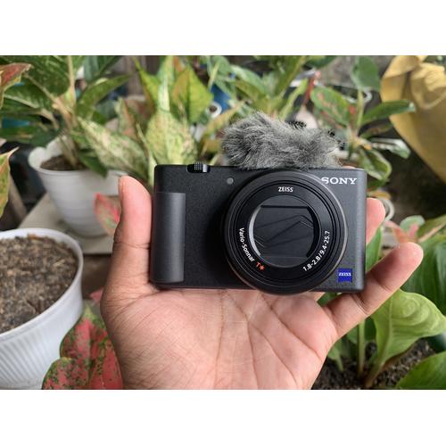 Jual Kamera pocket sony ZV1 fullset box free Grip like new - Jakarta ...