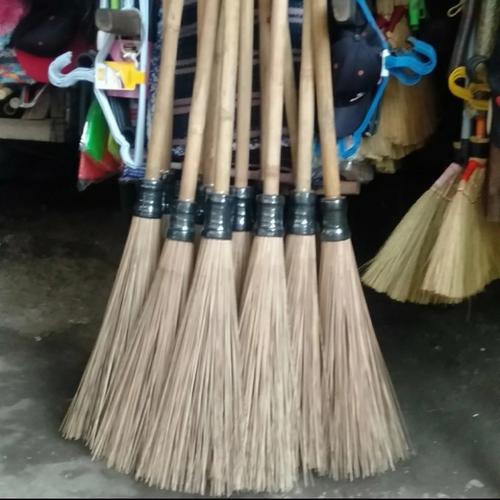 Jual sapu lidi taman gagang bambu/ikat ban karet/kuat dan tahan lama ...