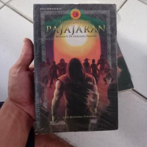 Jual novel senja jatuh di Pajajaran 3 Aan merdeka Permana original ...