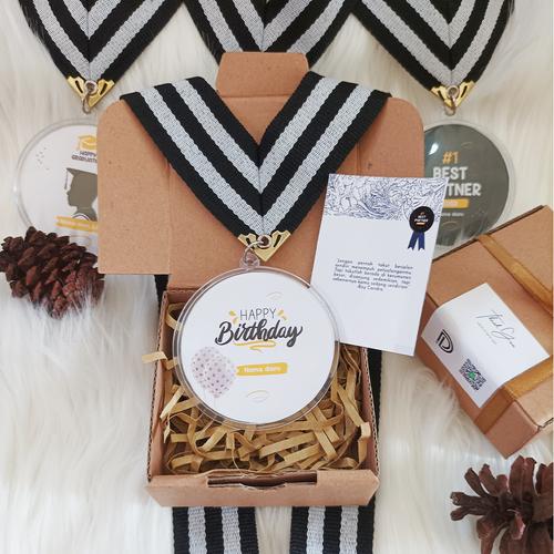 Jual Medali Custom Mendali Akrilik Wisuda Hampers Kado Unik Hadiah ...
