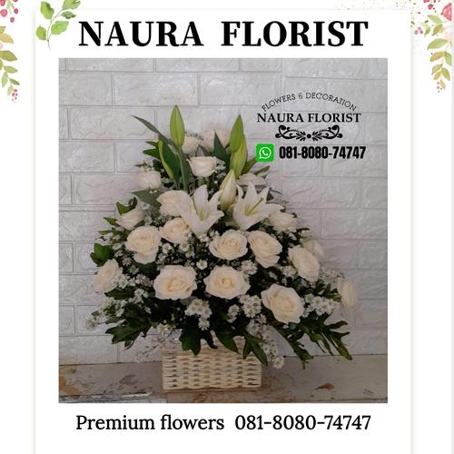 Jual rangkaian bunga meja/mawar putih/ bunga asli /bunga ultah /lili ...