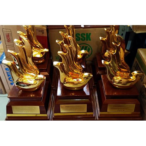 Jual Plakat Logam | Patung Logam Timah |Custom Plakat| Piala Logam ...