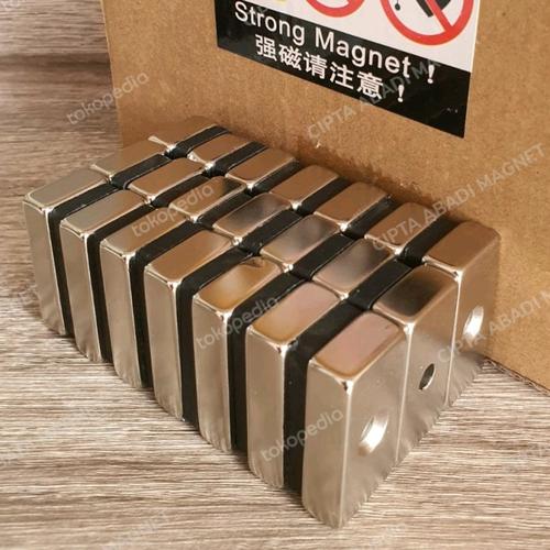 Jual Magnet Neodymium N52 40x20x10mm ( hole 5/10 mm ) / Magnet Block ...
