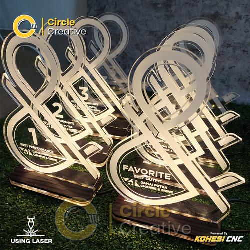 Jual Plakat Piagam Trophy Acrylic Hadiah Wisuda Custom LED Gift ...