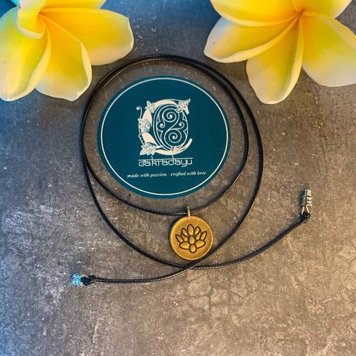 Jual Kalung Liontin Bunga Teratai Lotus Gold asli khas Bali Tali hitam ...