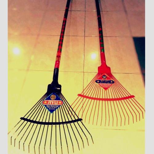 Jual sapu taman kebun sapu garuk besi + gagang - Kota Denpasar ...