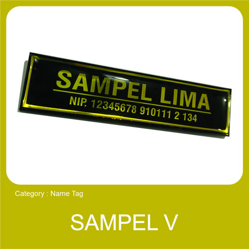 Jual PAPAN NAMA / NAME TAG SAMPEL LIMA (HITAM-EMAS-EMAS) - Peniti ...