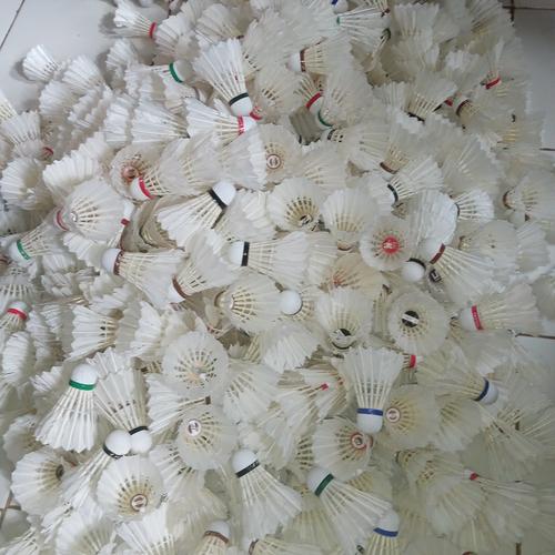 Jual jual shuttlecock bekas 80% mendekati baru dengan kok campuran ...