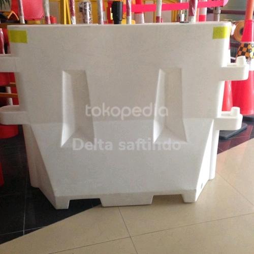 Jual Road Barrier BNH SNI Pembatas Jalan Road Water Barrier Warna Putih ...