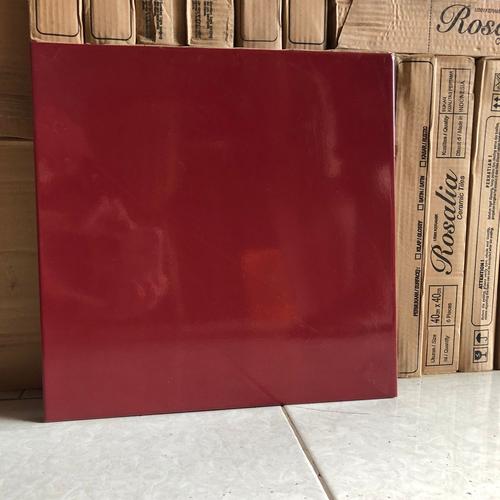 Jual KERAMIK 40X40 POLOS MERAH MAROON , BLACK , WHITE GLOSSY - Merah ...