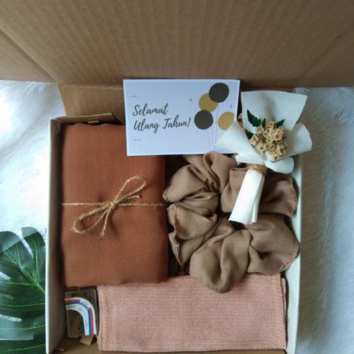 Jual Hampers Jilbab / gift box jilbab / hampers wisuda / hampers ultah ...