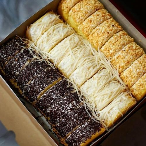 Jual Kue Bolu Tiga Rasa Berkrim Lembut Topping Kacang, Keju, Meises ...