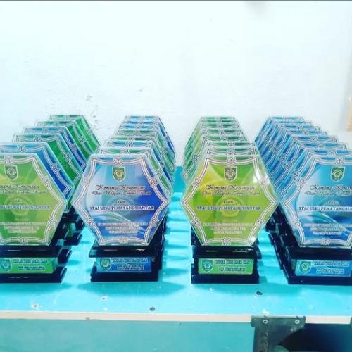 Jual Piala Plakat Kaca Wisuda Custom 20×12 + Box Bludru Warna Biru ...