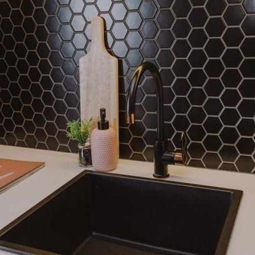 Jual Keramik Hexagonal Hitam Doff 5 cm - Mosaic Mass Type HEX 2 1022 ...