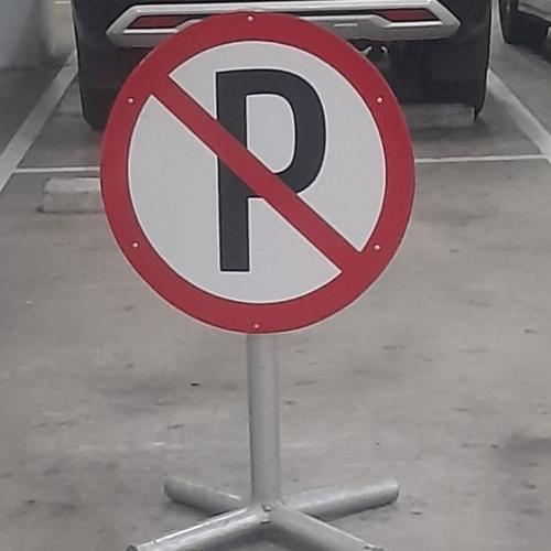 Jual sign rambu parkir portabel tiang papan bulat kotak - 45x60 - Kota ...
