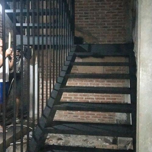 Jual tangga rebah/sender, rangka UNP150, plat bordes 1,4mm, railling ...