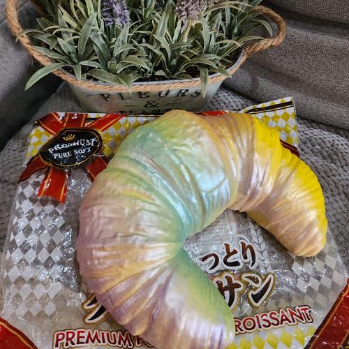 Jual Super Jumbo Croissant Squishy ( Rainbow ) ♤ Restock ♤ - Kab ...