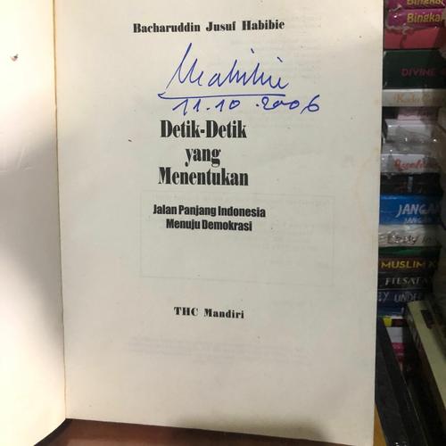 Jual tanda tangan b.j habibie di buku detik-detik yang menentukan ...