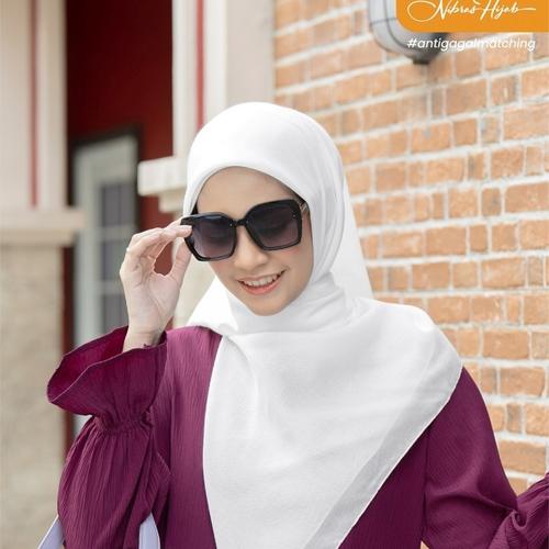 Jual Nibras Hijab Nandini Klim Warna Putih Tulang Bone White Segiempat ...