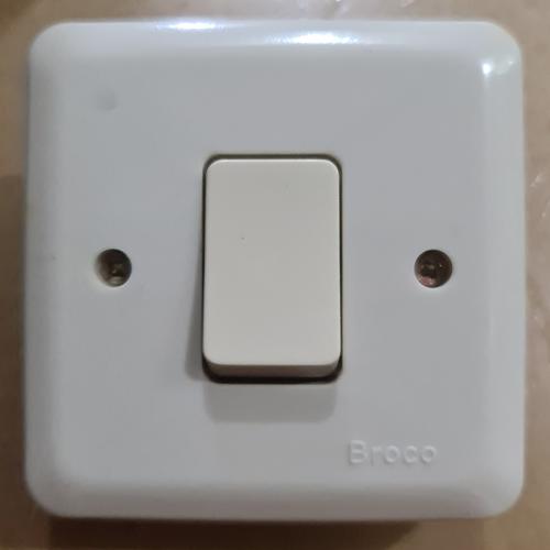 Jual Switch Saklar IB New Gee Broco Engkel Cream Single Tunggal 6621U ...