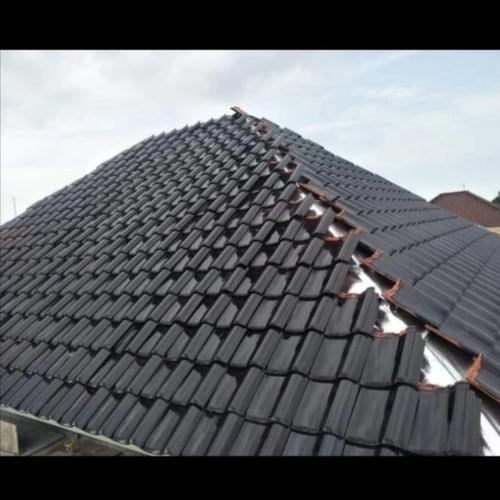 Jual bongkar atap lama ganti baja ringan dan genteng kanmuri hitam ...
