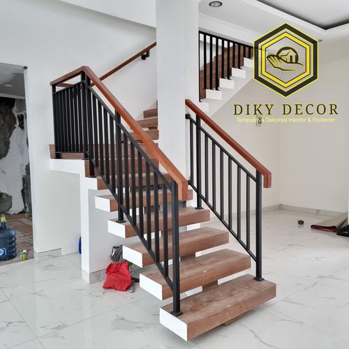 Jual Railing Tangga Minimalis Besi Hollow dengan Pegangan Kayu Kamper ...