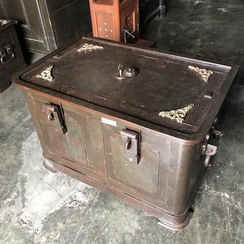Jual Peti Besi Ornamen Ukir Kuningan Antik Kuno Lawas Jadul Tua Big ...