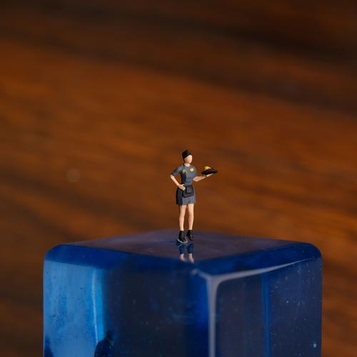 Jual Miniature Figure [ MCD Waitress ] for Diecast 1:87 & 1:64 HO Scale ...