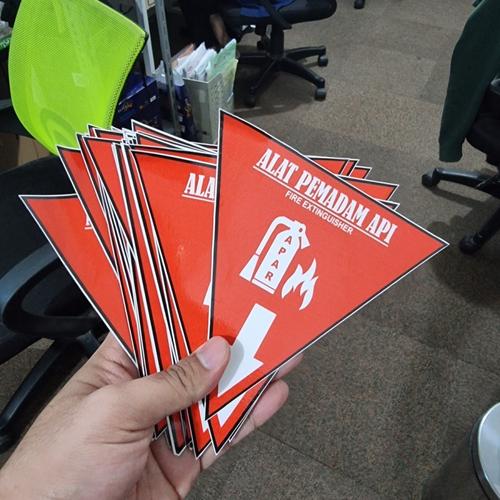 Jual Sticker Segitiga Penanda Alat Tabung Pemadam / Sticker APAR ...