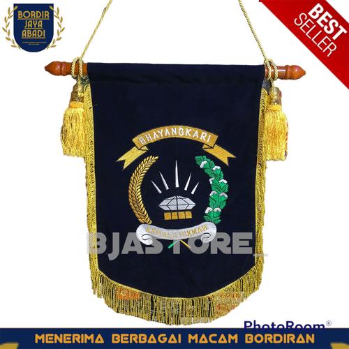 Jual Bendera Vandel Bhayangkari Custom ukuran plus Palang Kayu - 40x58 ...