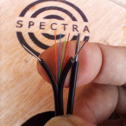 Jual Kabel Fiber Optic 4 Core 3 SELING Drop Core Drop Wire 1000meter ...