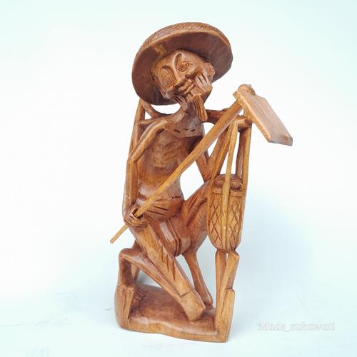 Jual Patung kayu kakek Petani bawa Cangkul kerajinan tangan handmade ...