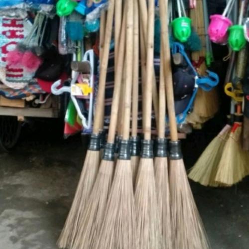 Jual sapu lidi taman gagang bambu jumbo/sapu lidi taman ikat ban/sapu ...