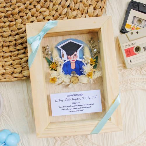 Jual Flower Frame Caricature / Bingkai Bunga Kering 4R / Hadiah Wisuda ...