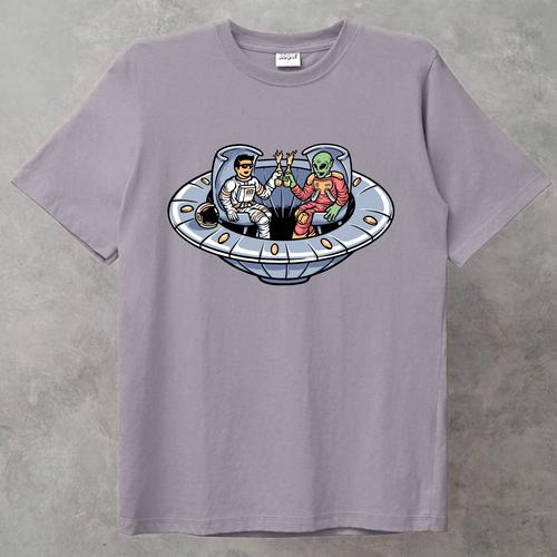 Jual Mayosi Kaos Alien and astronaut relaxing together in ufo - Abu-abu ...