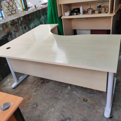 Jual Meja Kantor Bos / Direksi 160x140cm L Rangka dan kaki besi - Kota ...