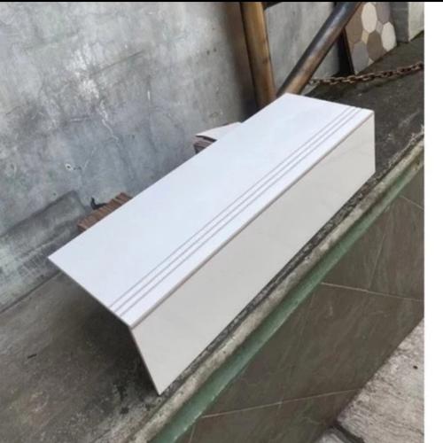 Jual granit tangga 30x100 putih polos 1 set list plint - Kab. Bogor ...
